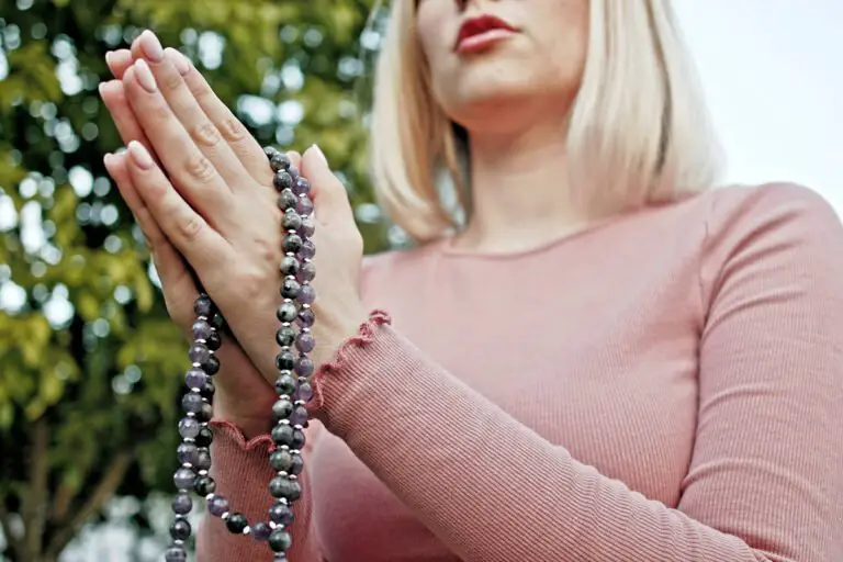 SANTO ROSARIO » ¿Cómo Rezarlo? Guía Paso A Paso Con Vídeo